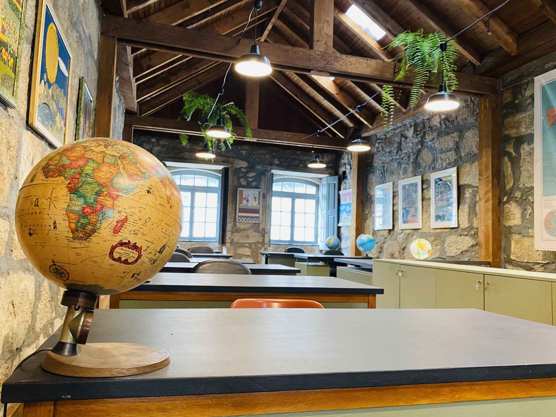 Almada Ponto - Cowork, Bistrô & Concept Store - coworking space | Book ...